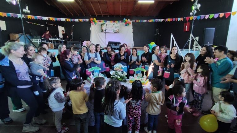 Con una gran peña se celebraron los 36 años del Jardín Maternal ...