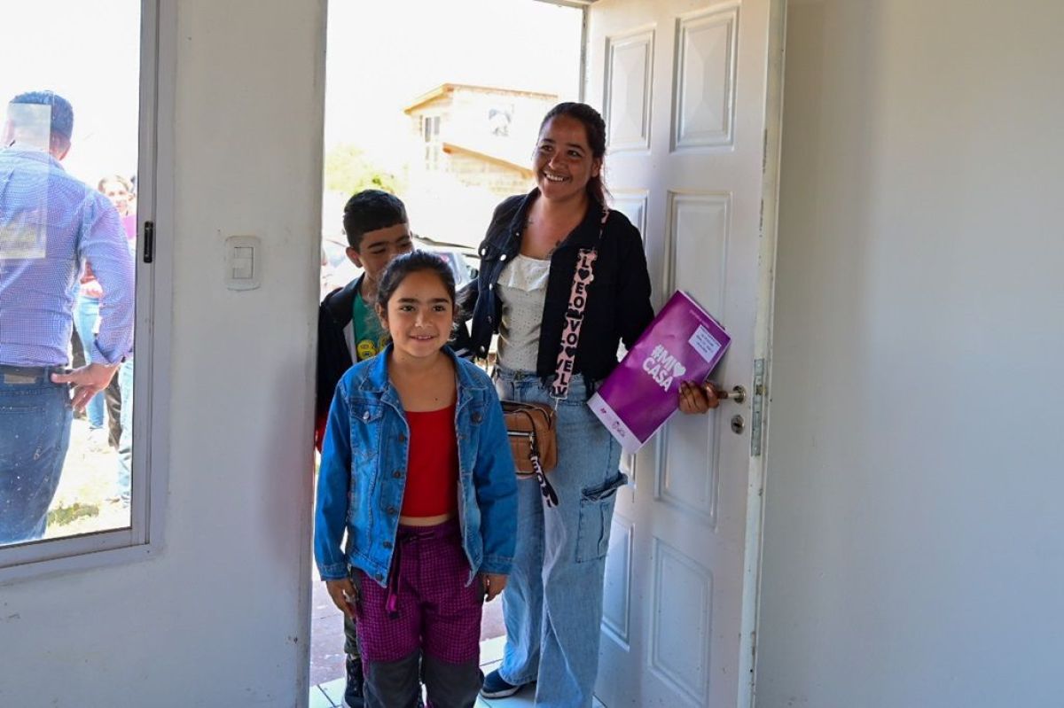 El Gobierno provincial entregó 14 viviendas en Villa Larca, 13 en ...